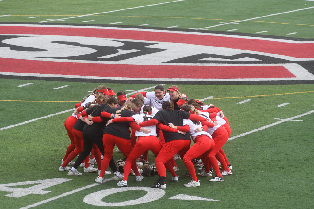 Husky Softball Wins One Of Two vs Dragons. - KVSC 88.1 FM